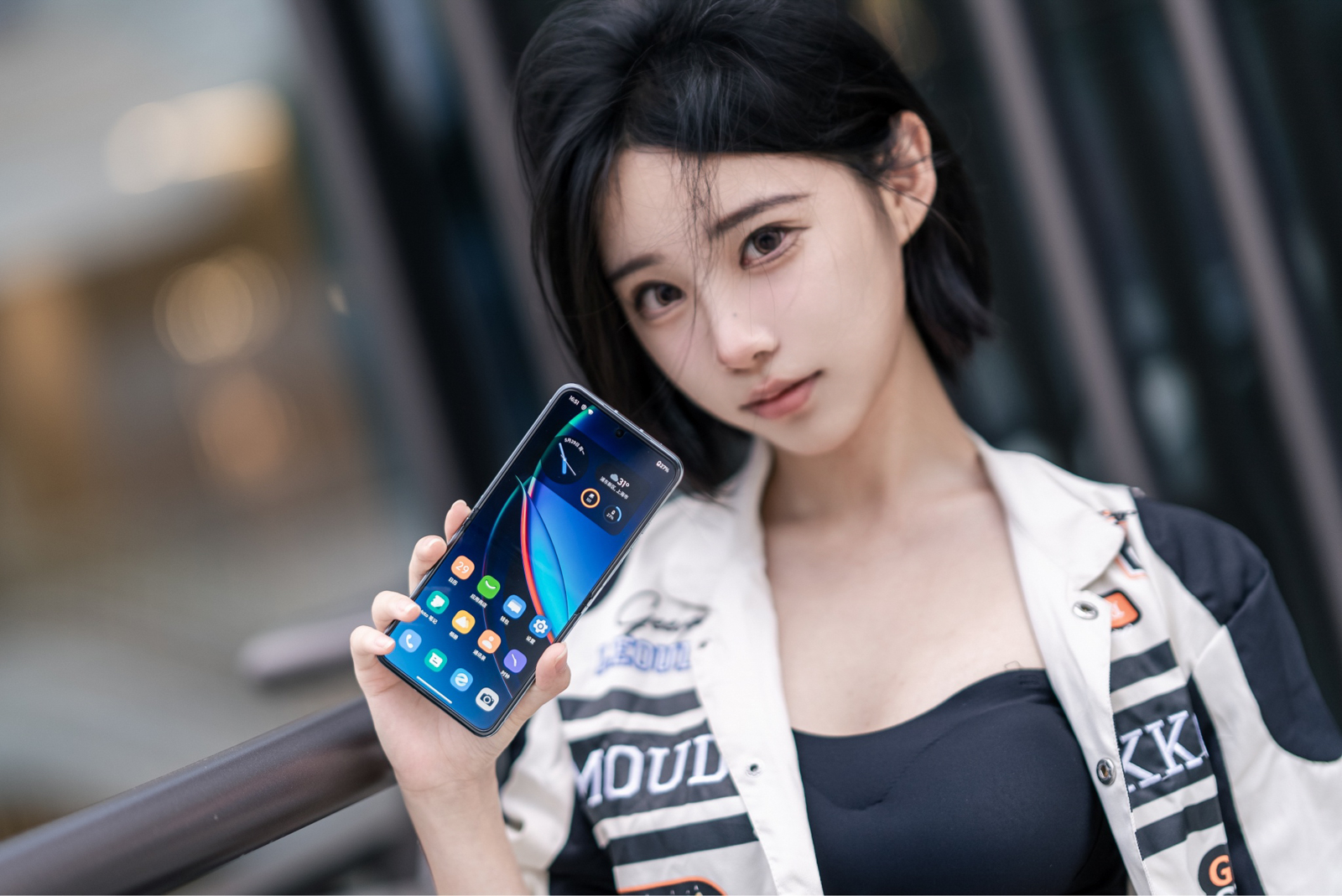 Moto razr 40 ultra review: the big outer screen is the ultimate form of ...