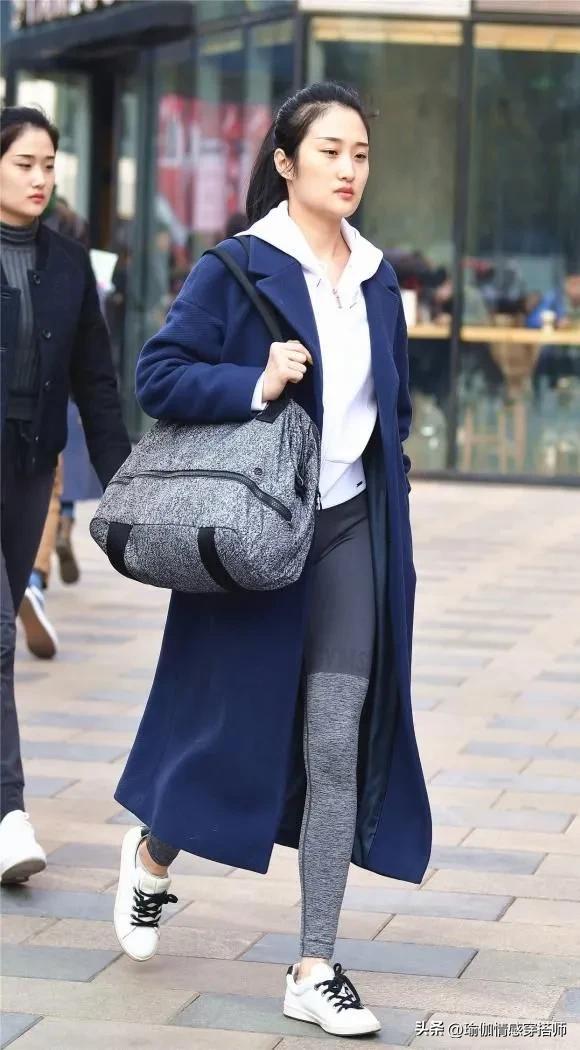 How to match yoga pants with a coat? Just look at it, simple and ...