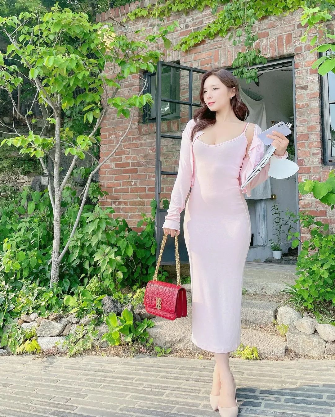 Sexy and charming yoga teacher GgotBBang - iNEWS