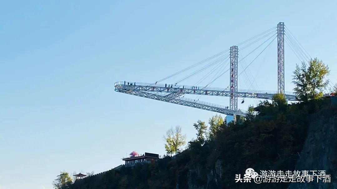 The Yalu River is separated by two worlds, and the autumn colors in the ...