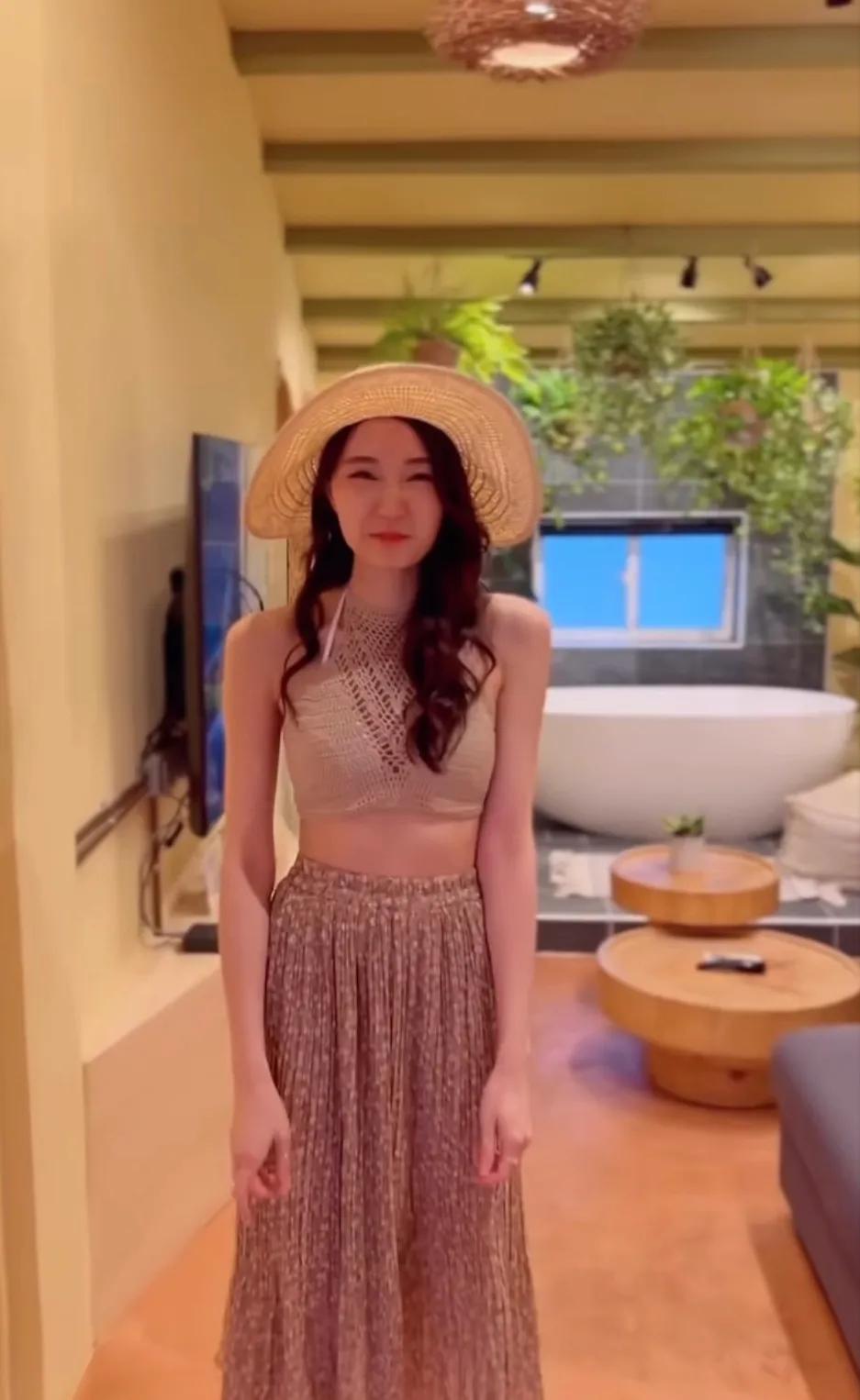 The TVB male star is enviable, and the innocent girlfriend shows up in a hot suspender dress ...