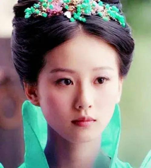 Appreciate the pictures of beautiful women in green clothes!Including ...