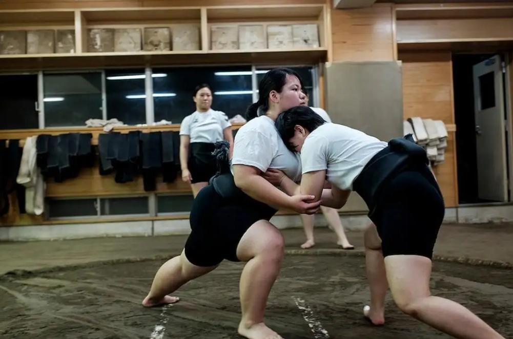 Many Japanese women dream of marrying sumo wrestlers. Why is sumo so ...
