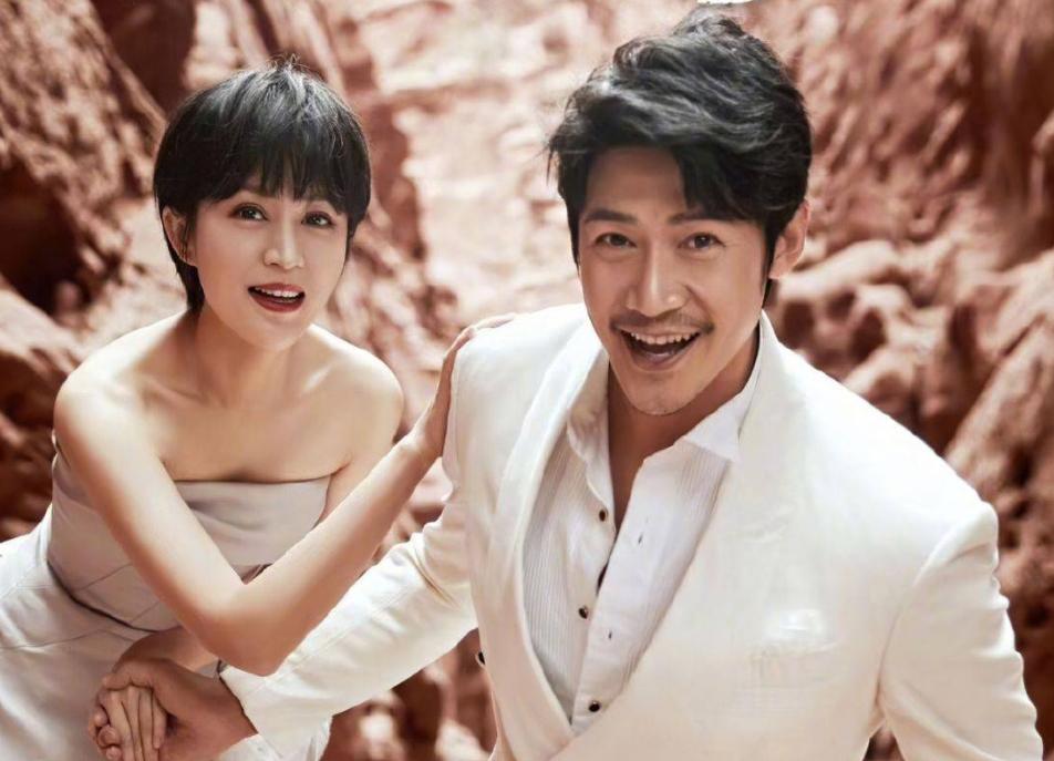 Lu Yi and Bao Lei appeared at Internet celebrity Anan's wedding and sang for her. Her dressing ...