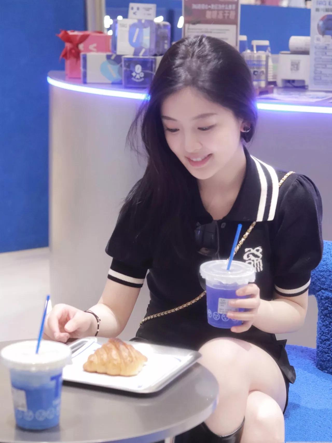 Baby is pretty sweet! Goddess Shen Xinyi - iNEWS