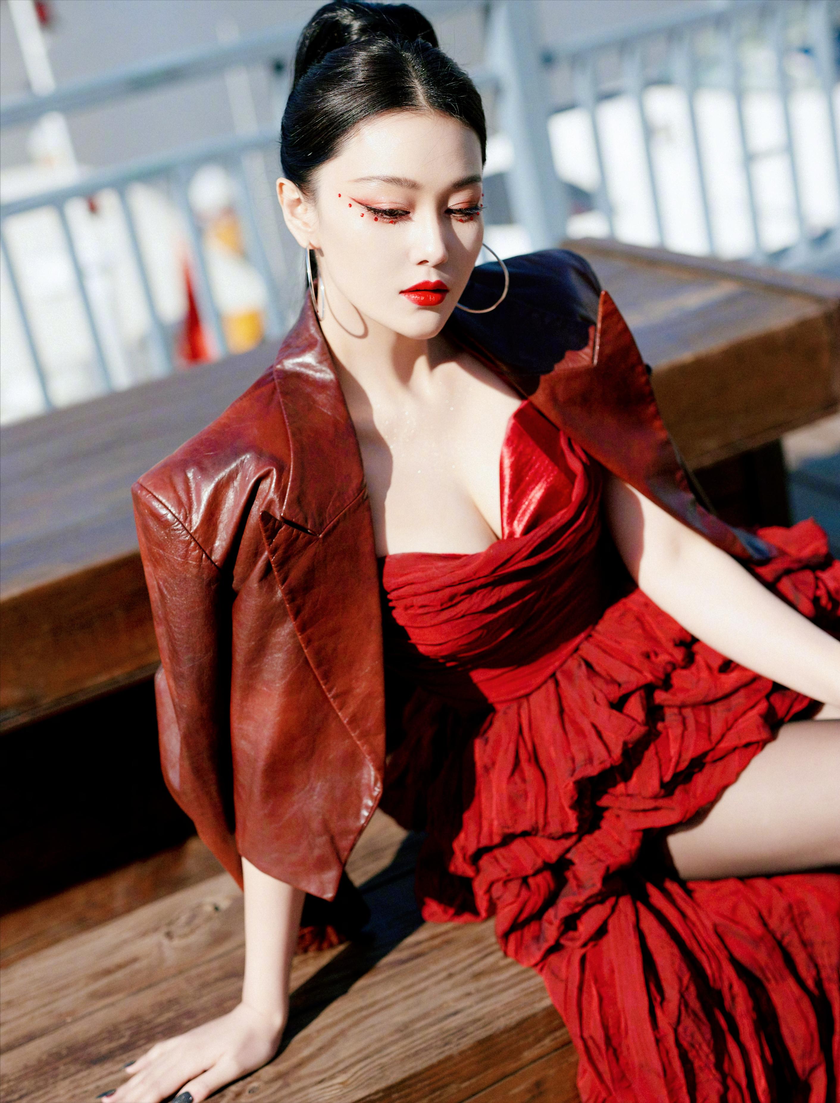 Zhang Xinyu took photos, wearing a red dress with black silk, showing her iconic long legs, and ...