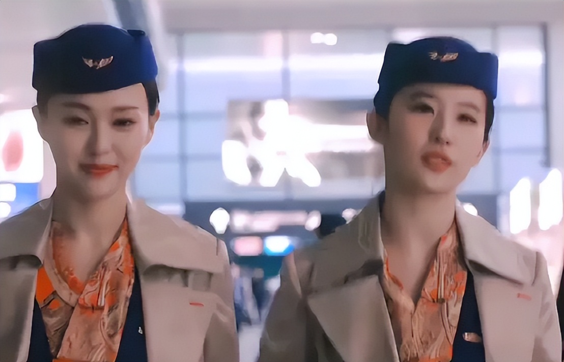 Liu Yifei and Tang Yan wear the same uniform, but their temperament is ...