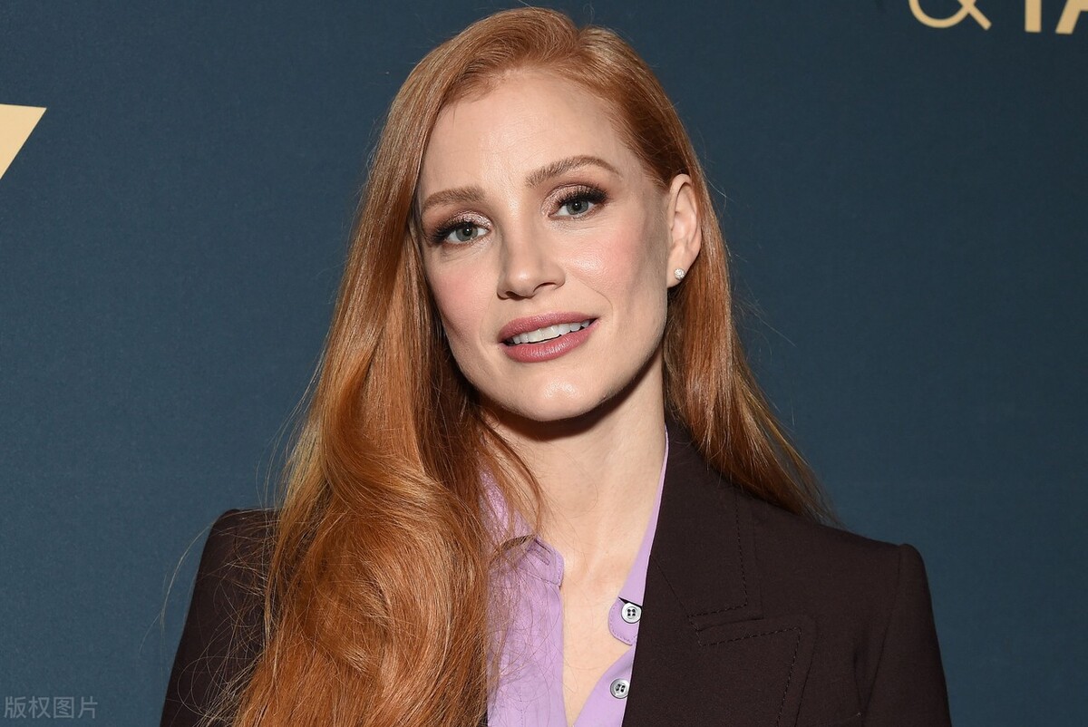 "Model Worker" Jessica Chastain is very capable in a purple shirt ...