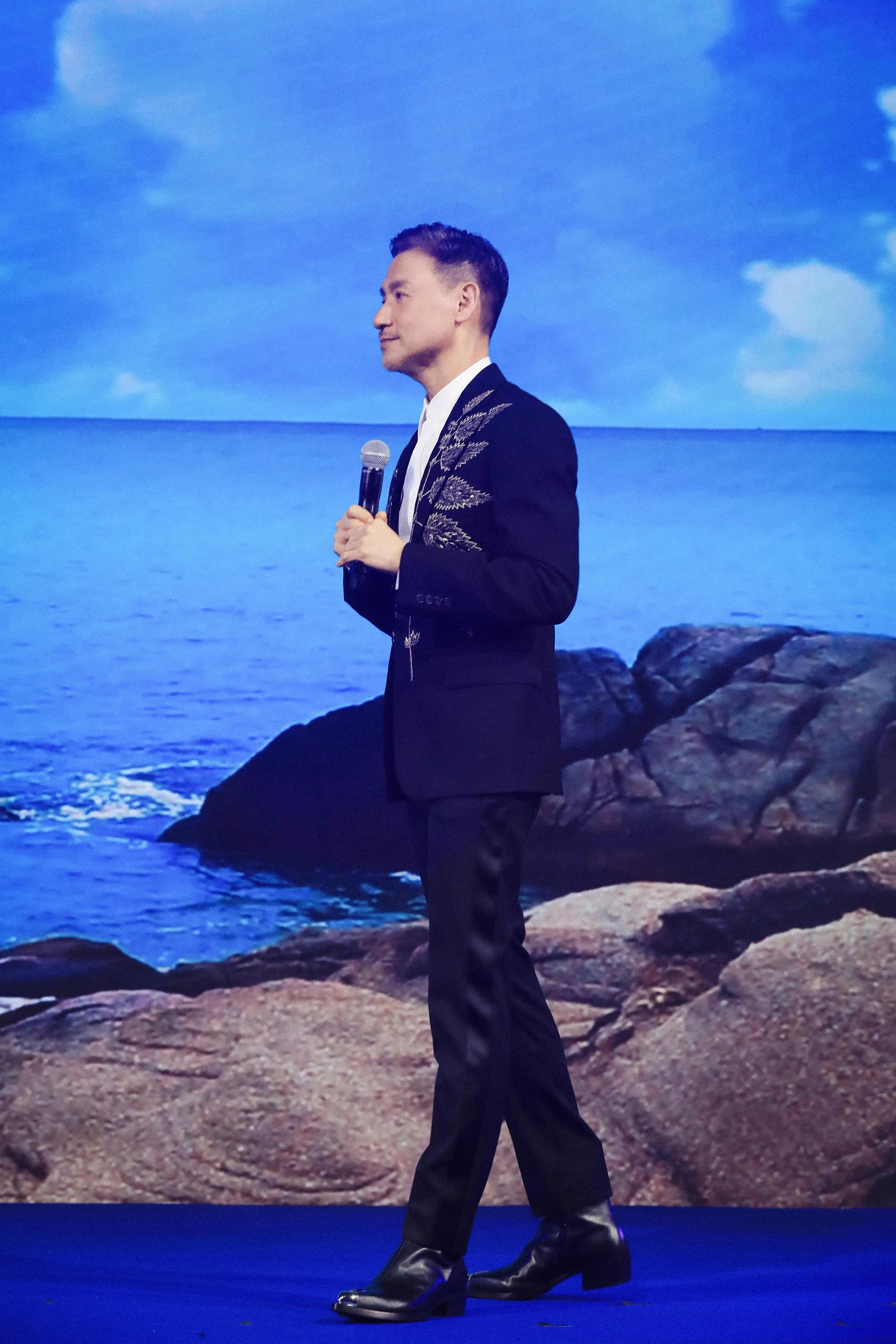 Jacky Cheung's concert in Macau, his singing has been integrated into ...