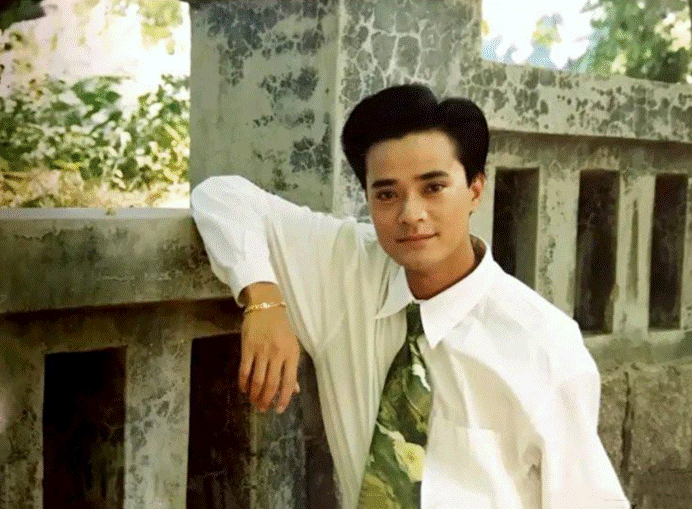 He is the original singer of "Bending Moon". He was as famous as Mao ...