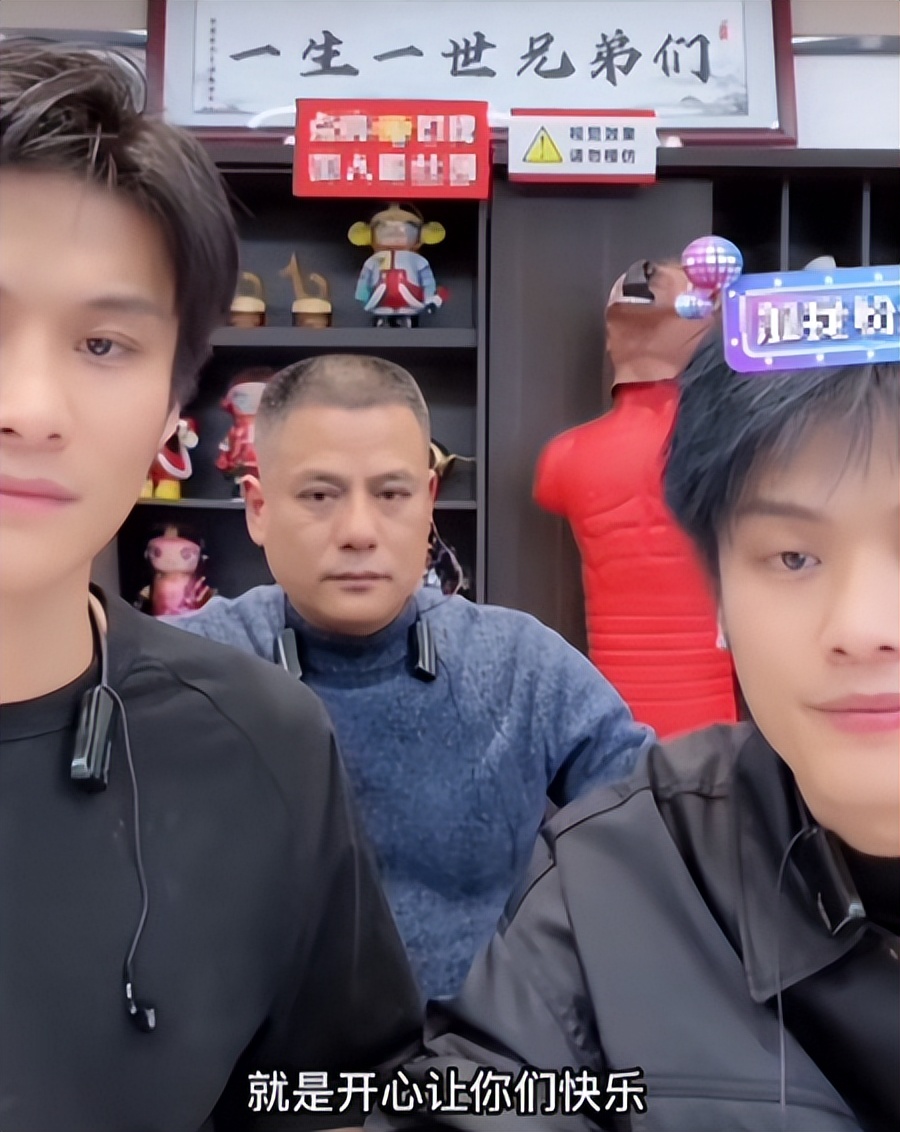 Brother Xiao Yang played the new king bomb again?Dad Yang made his ...