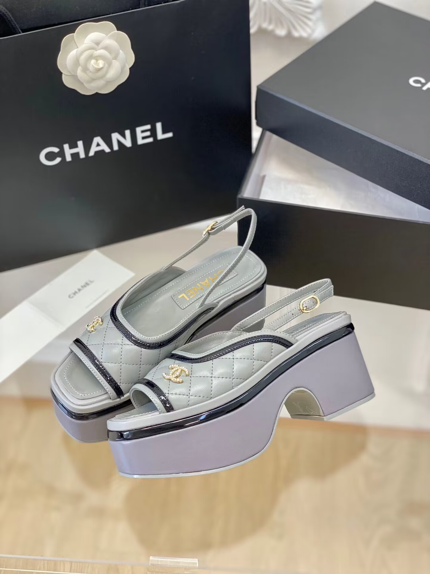 A pair of Chanel platform sandals are really fragrant in the hot summer ...