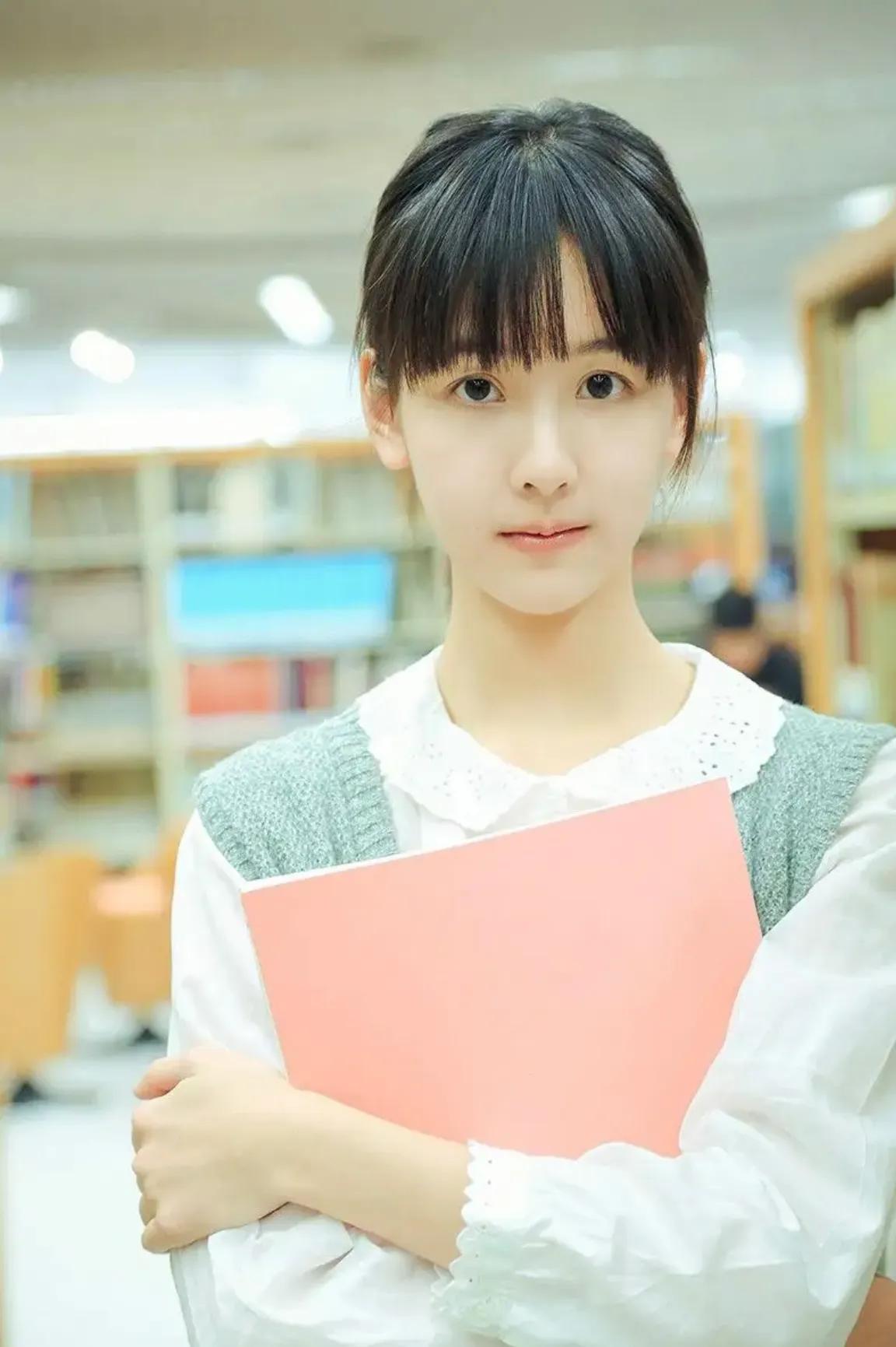 Chen Duling, famous for her school belle, her cute beauty and thin body ...