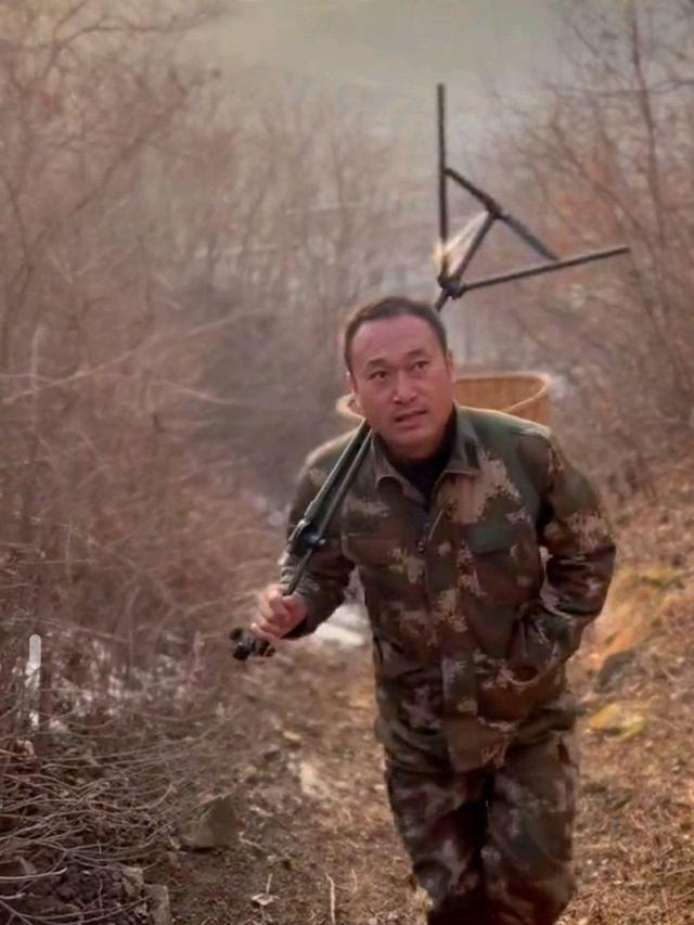 Student Zhang released a new song "A Layman", using the song to show a ...