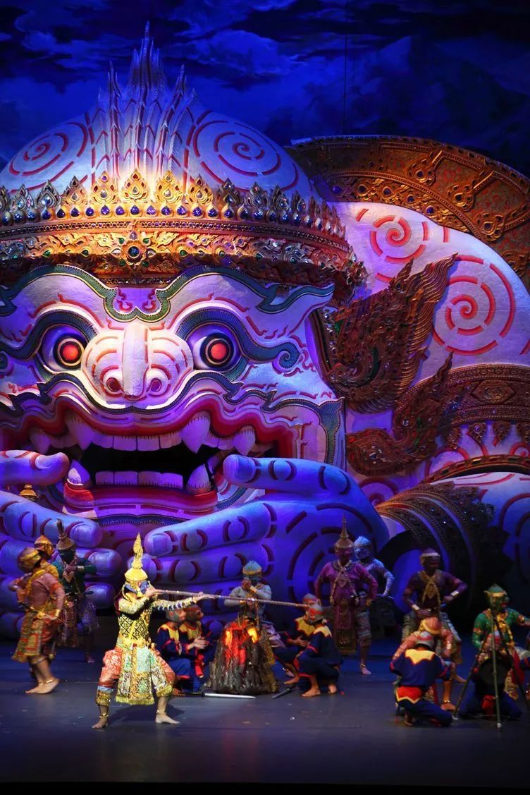 Go to the Royal Grand Theatre of Bangkok and taste the traditional Thai ...