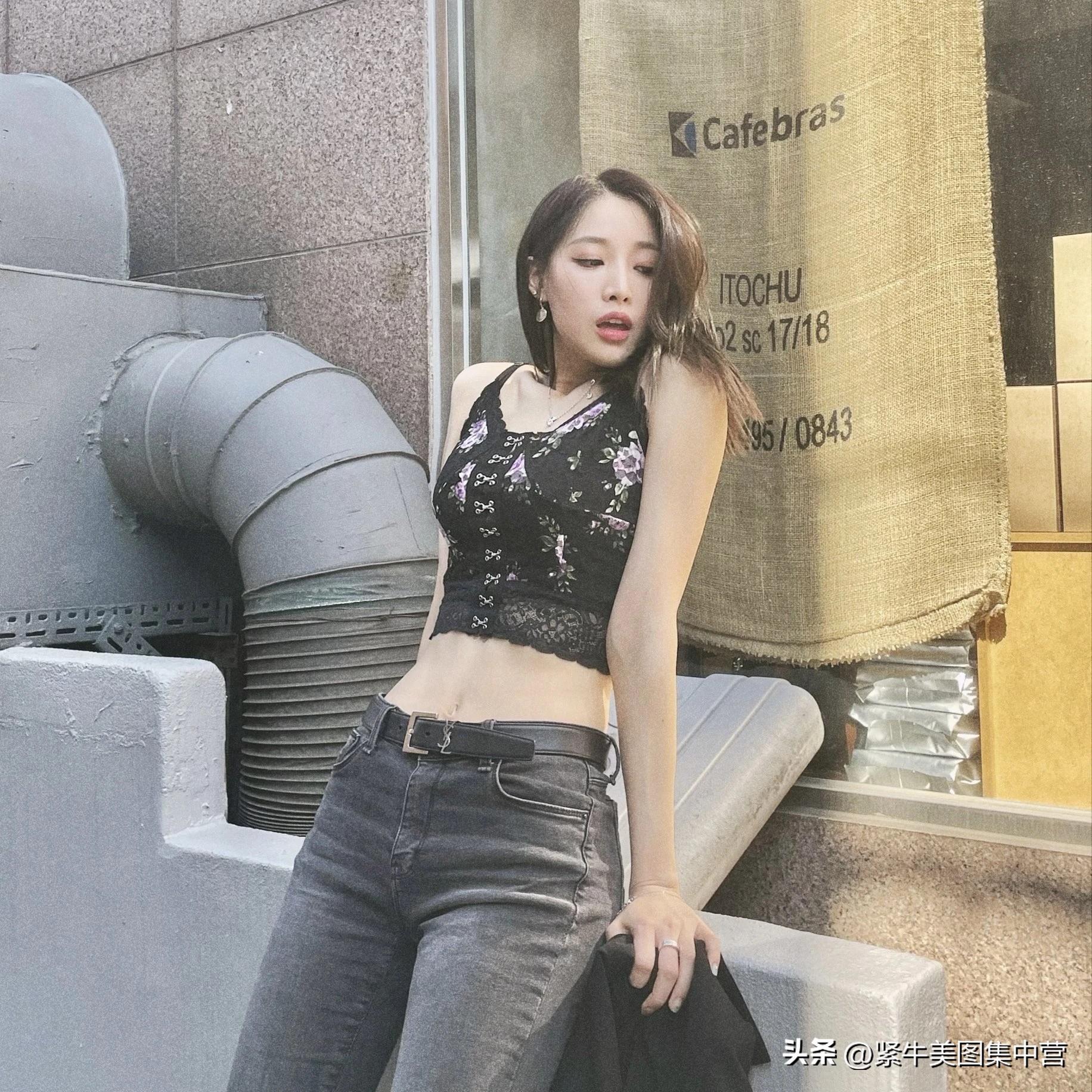 Saebom Skinny Jeans Photo - iNEWS