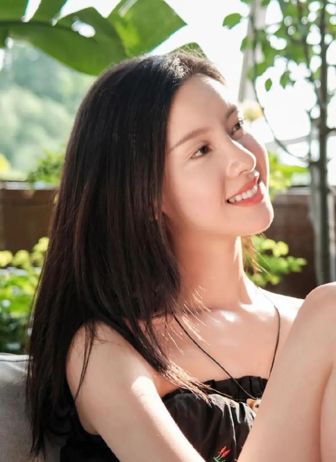 Chen Duling, famous for her school belle, her cute beauty and thin body ...