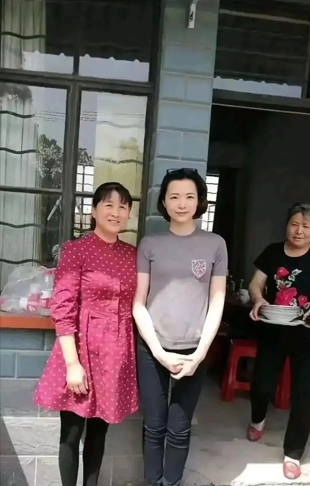 49-year-old Dong Qing went back to her hometown to have a banquet ...