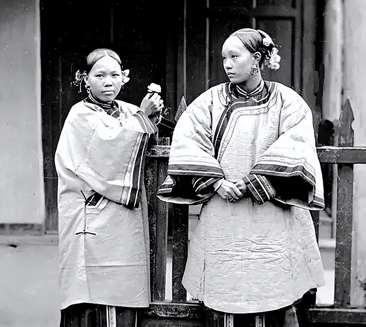 In the late Qing Dynasty: the concubine stood and dressed up for the ...