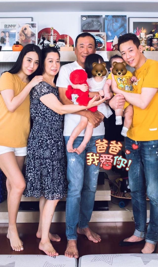 Tao Zhe, 53, and his wife Yachting celebrate their 8th wedding ...