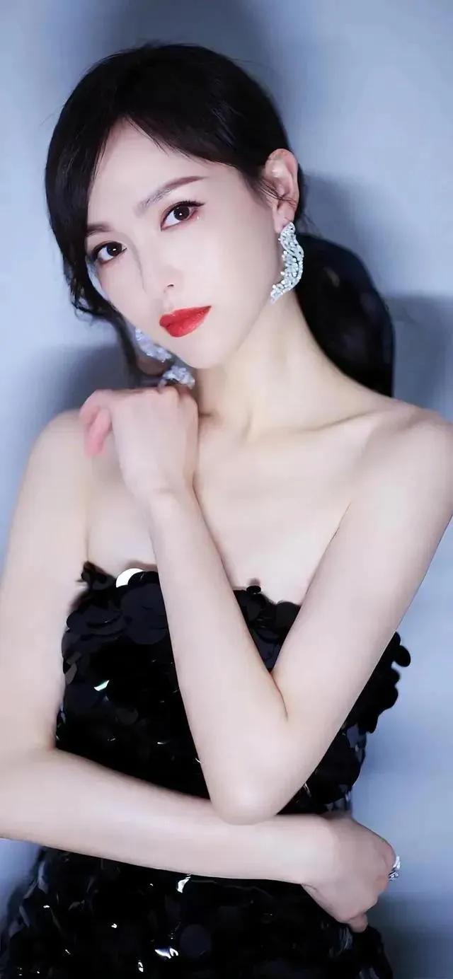 The goddess Tang Yan is so handsome and beautiful when she plays games ...