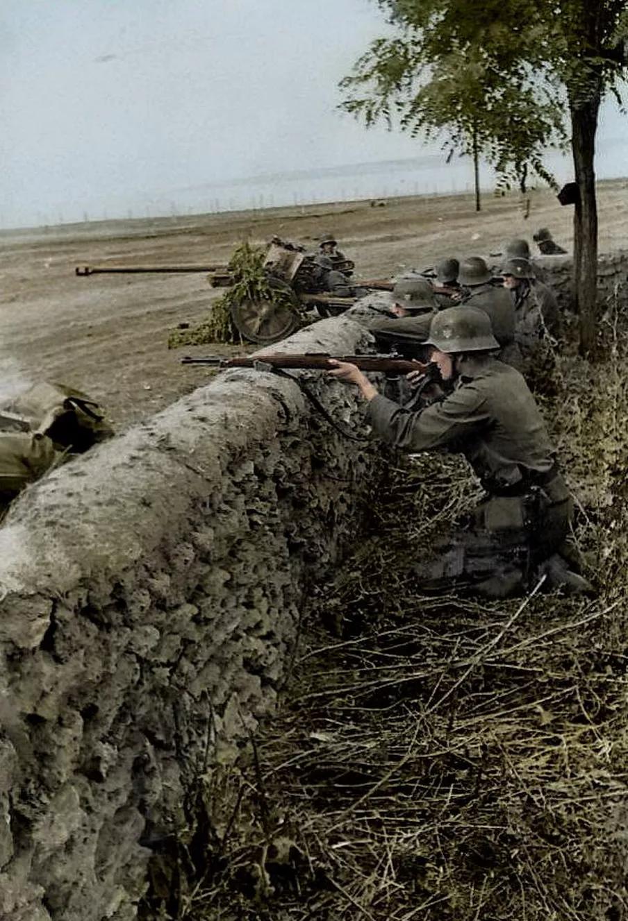 Old photo: World War II · Soviet battlefield - iNEWS