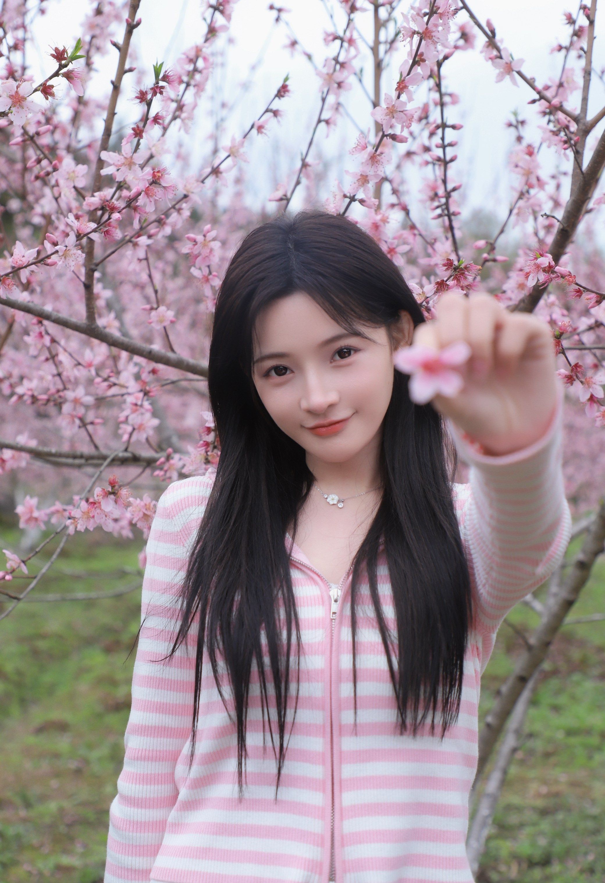 Wang Xiaoxiao's flowing long hair and sweet smile photo - iMedia