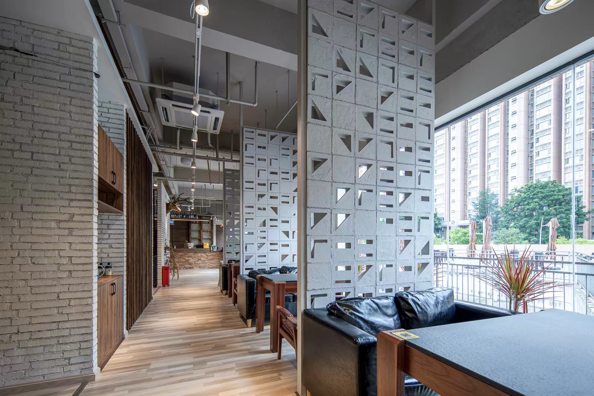 Wooden box dining bar - iNEWS