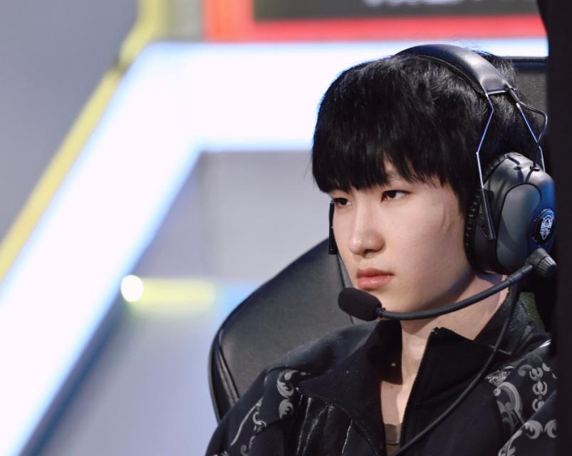 AG Yinuo doesn't know how to use three fingers, so he has to ask his ...