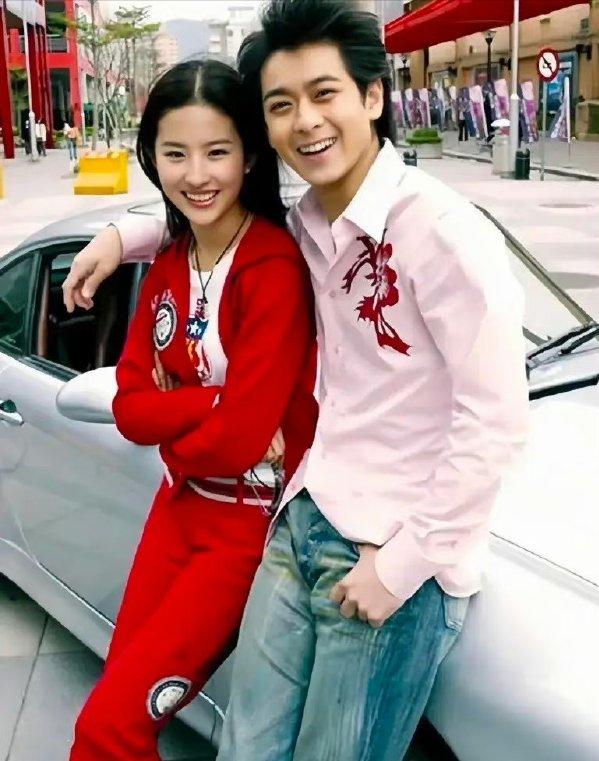 Liu Yifei and Lin Zhiying took a group photo 20 years ago. After ...