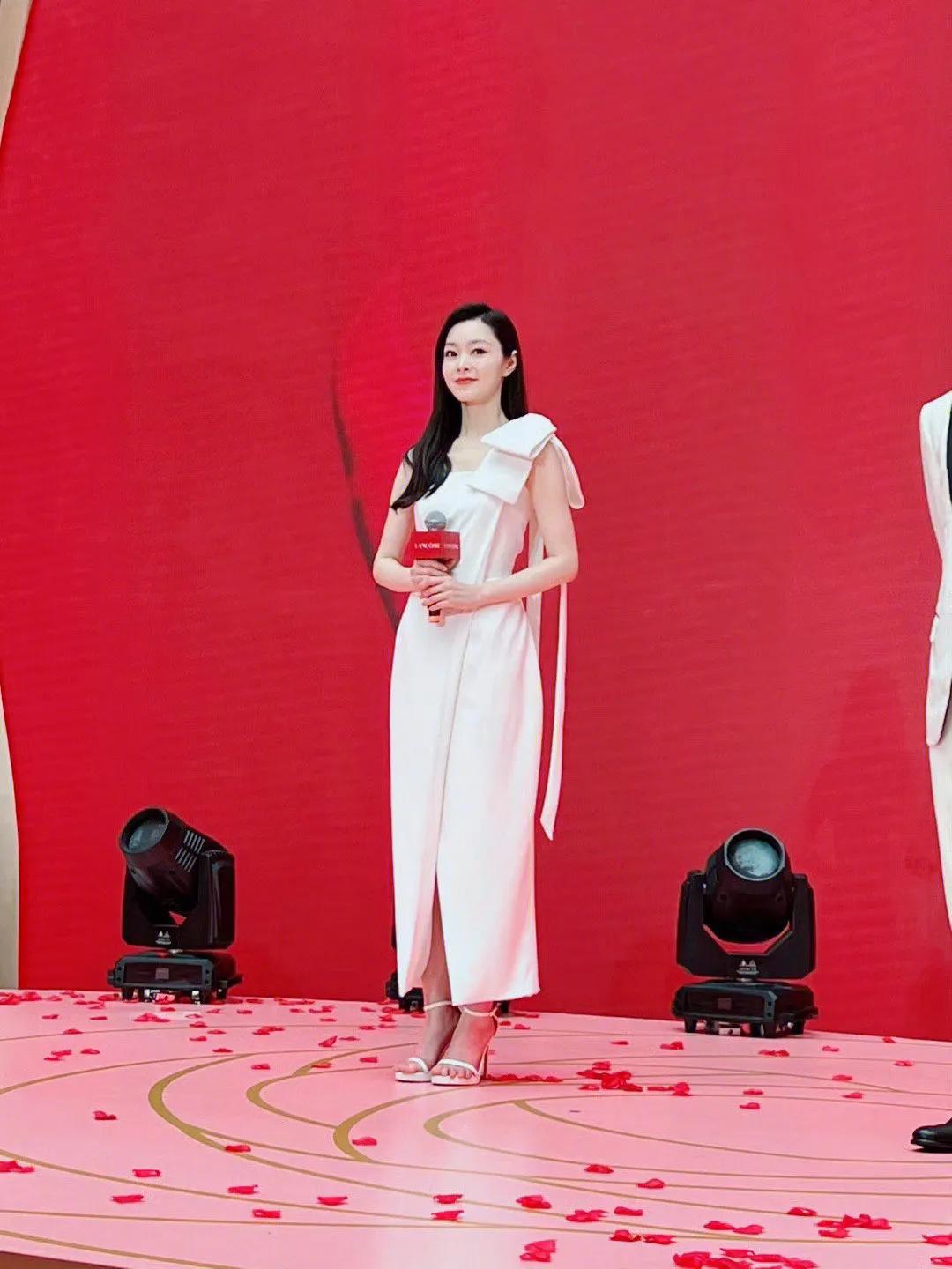 Song Yi attended an event and took pictures ️It's really beautiful and ...