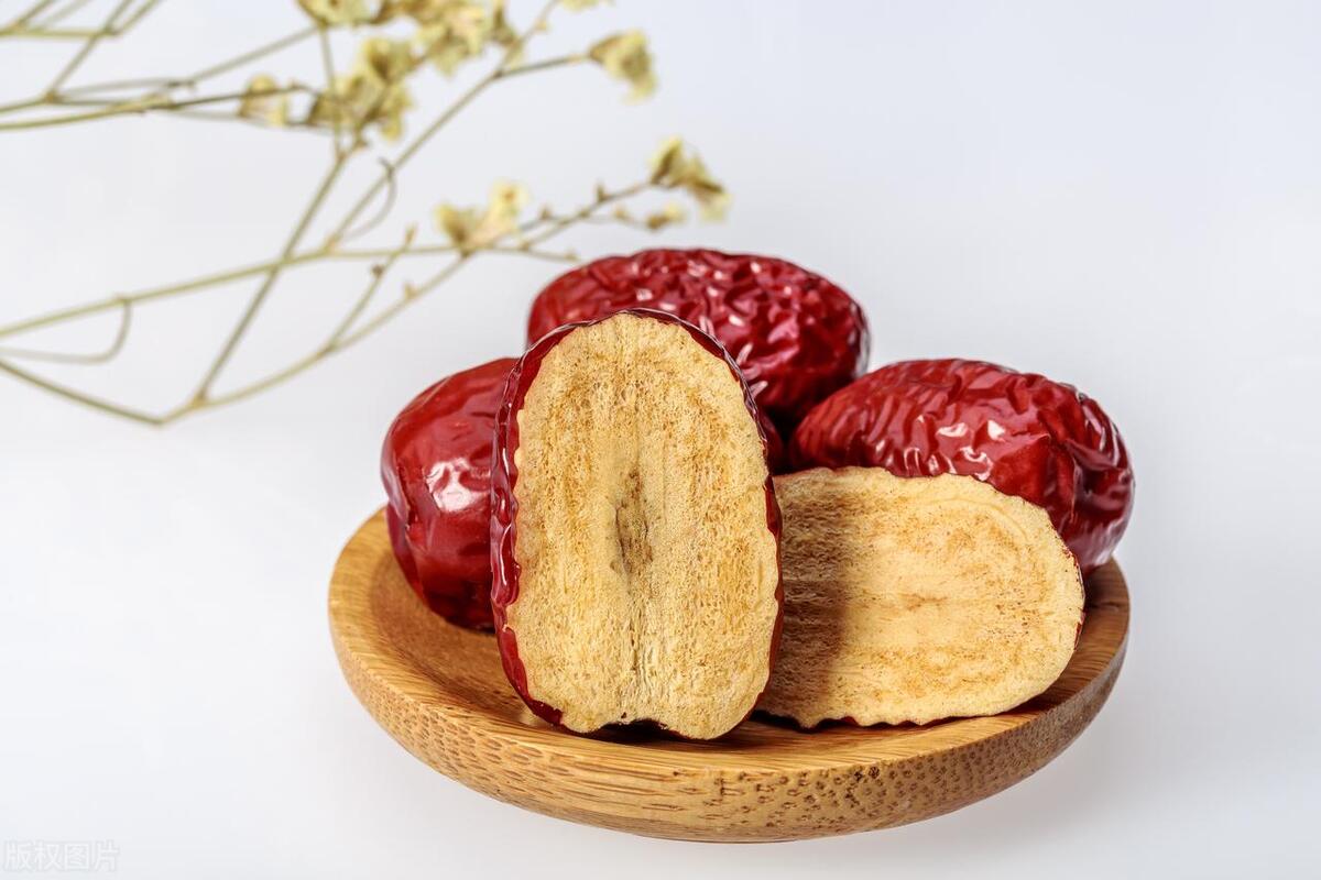 There are tricks in picking dried red dates. I will teach you a few ...