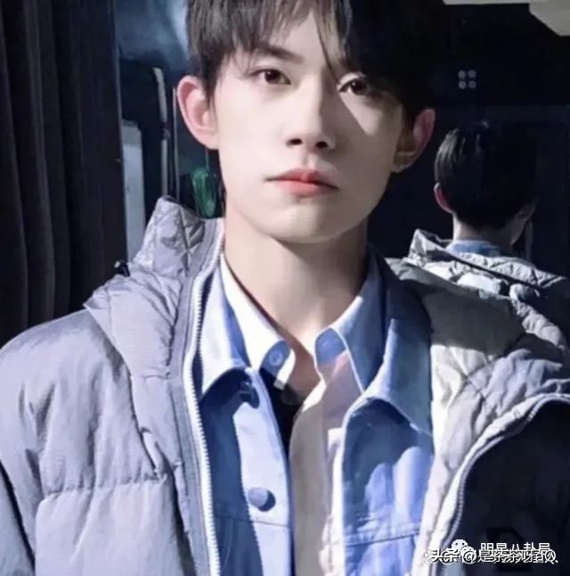 Gu Ailing and Yang Ying took a group photo together, one refined and ...