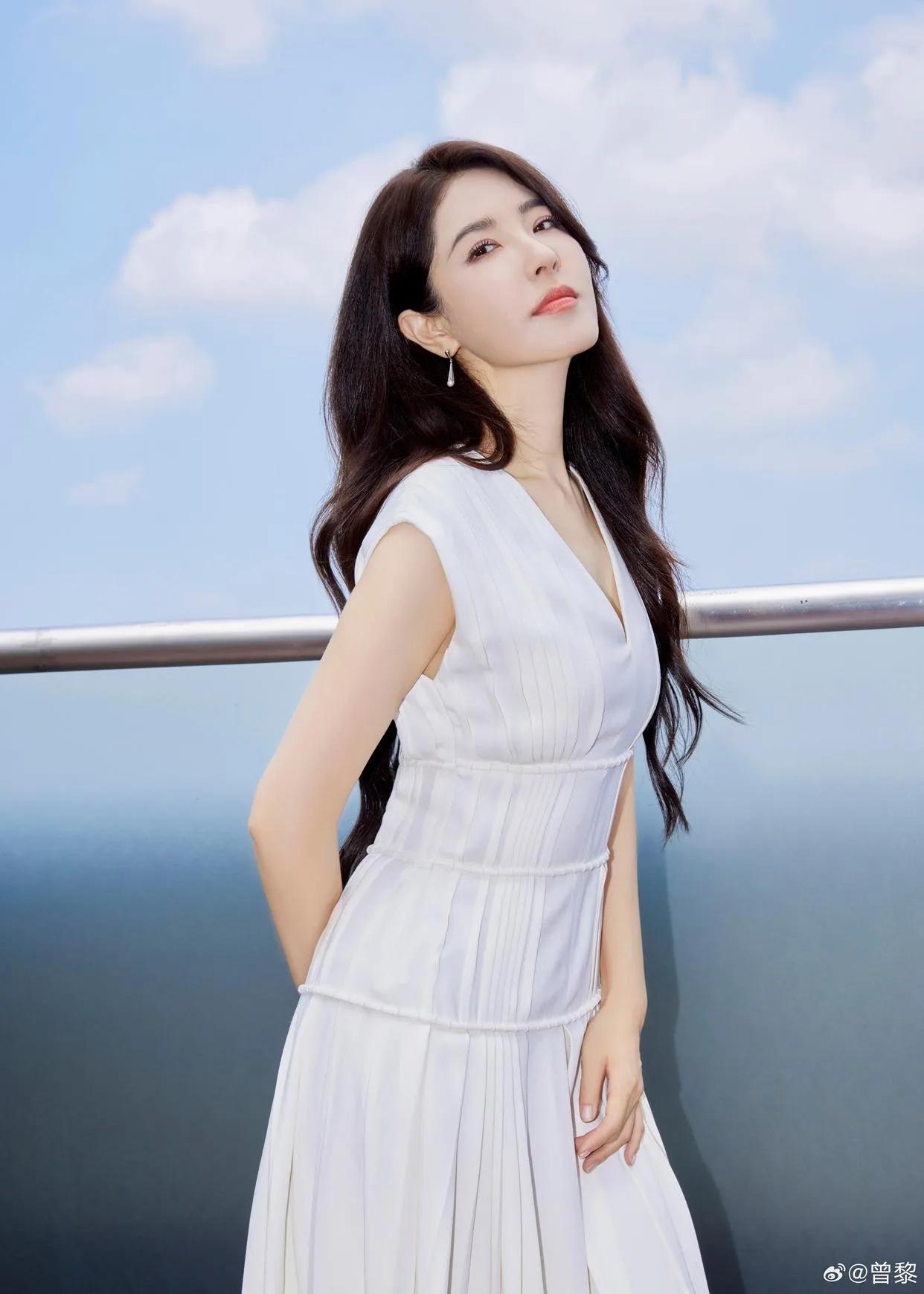 Zeng Li, a temperamental beauty, wears a white dress, with a variety of ...