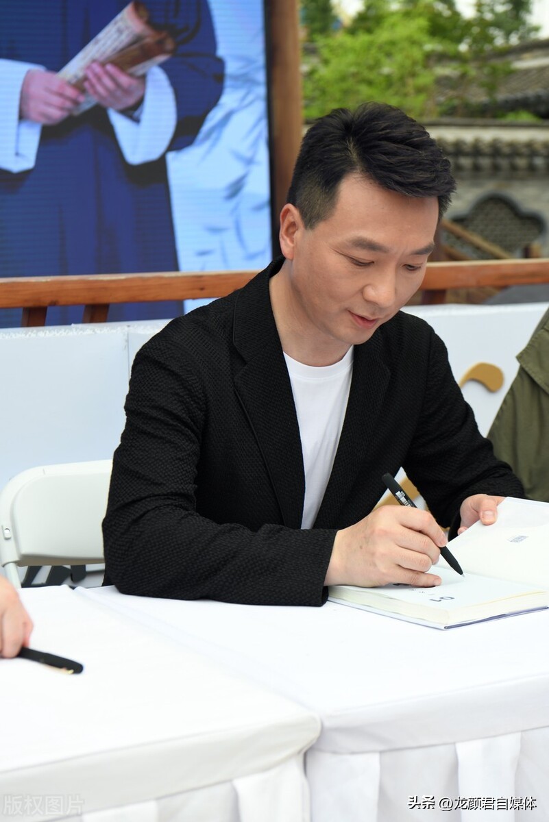 CCTV host Kang Hui attended the "Kang Hui Biting Words" reading sharing ...
