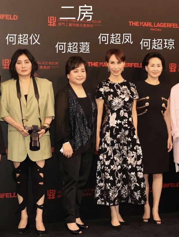 Group photo of the gambling king family! He Youjun holds Xi Mengyao ...