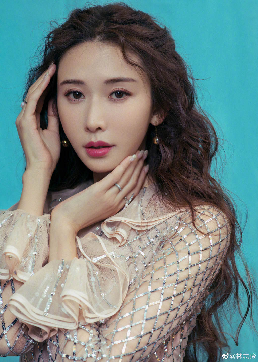 Lin Chiling takes selfies with her face, her skin is delicate and shiny ...