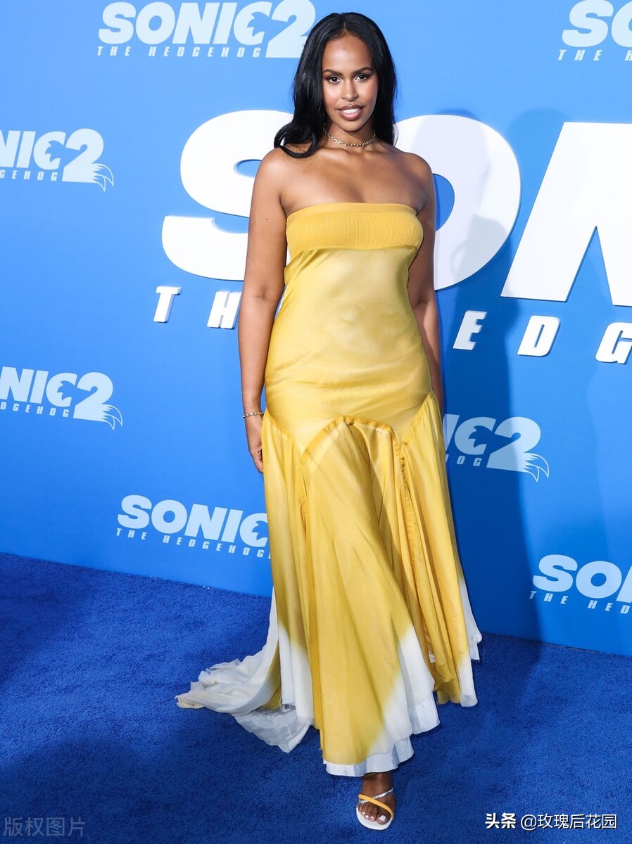 Model Sabrina Doyle attends the premiere of the film in a yellow tube ...