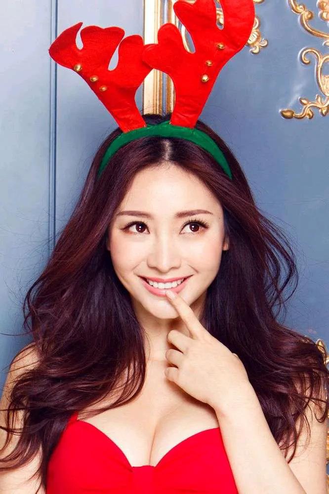 Liu Yan's Christmas photo, the big red Christmas elk is so cute! - iMedia