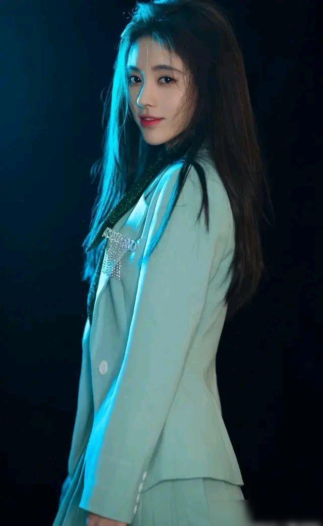 Photos of Jing Yi wearing a school uniform while visiting Disneyland ...