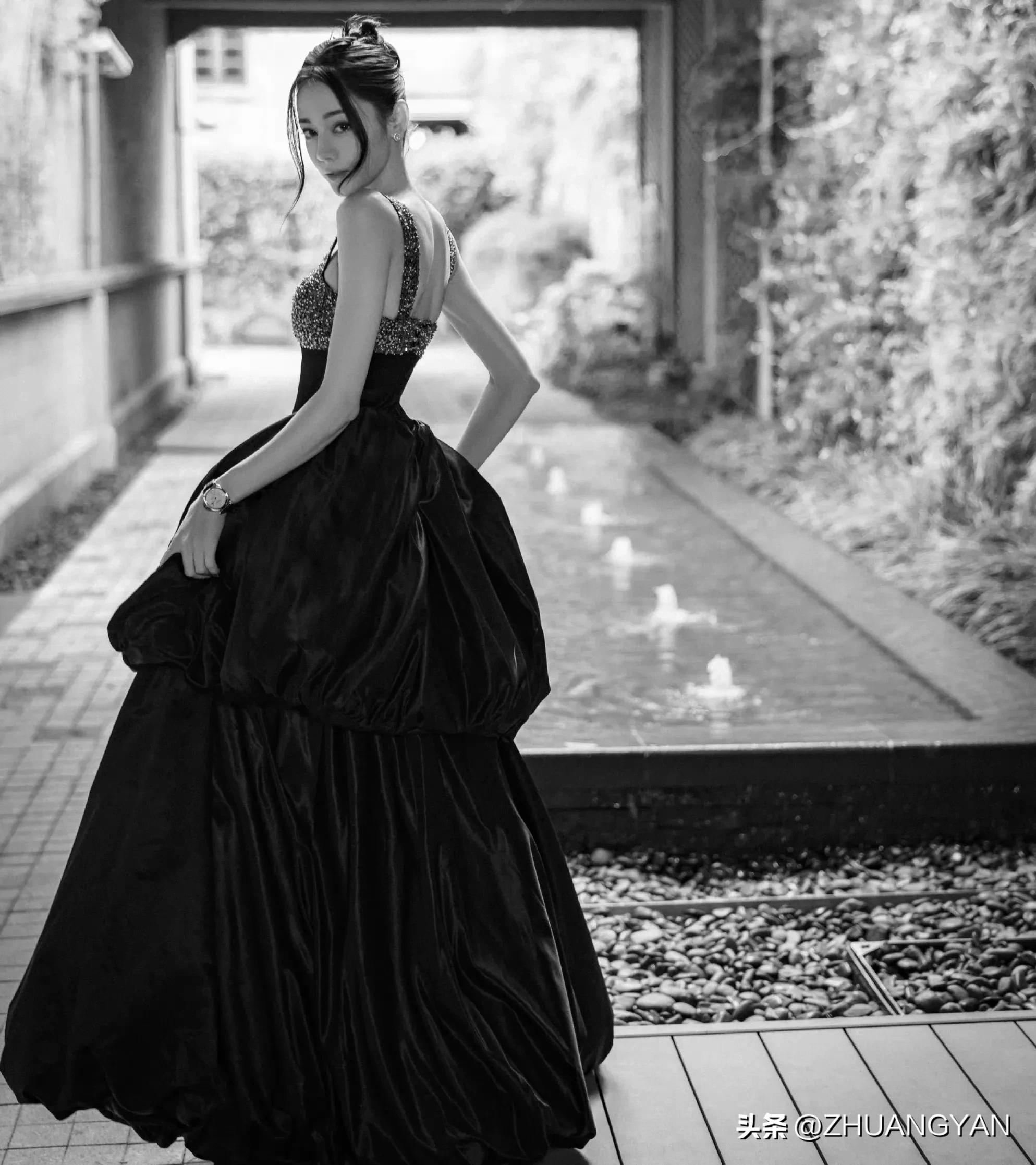 Di Ali Gerba's styling for tonight's event, wrapped in a black dress ...