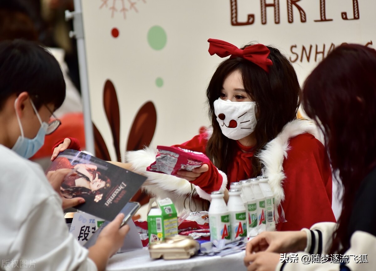 SNH48 Duan Yixuan attended the Christmas fan meeting, wearing a bowknot ...