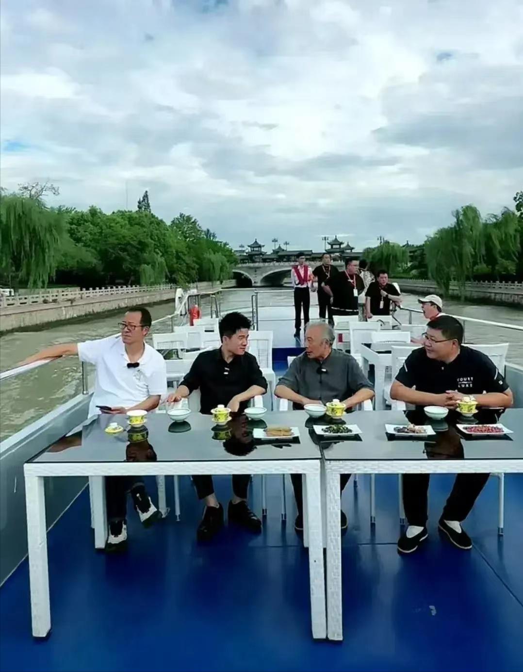 Yu Minhong and Dong Yuhui went to Yangzhou, Dong Yuhui stood at the C ...