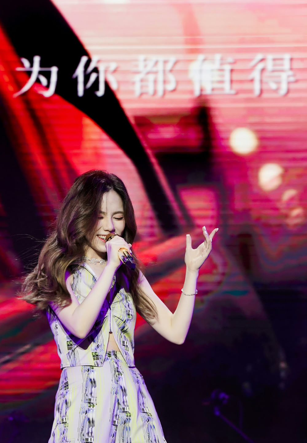 The platter show is very popular. As a leading female singer, Deng Ziqi ...