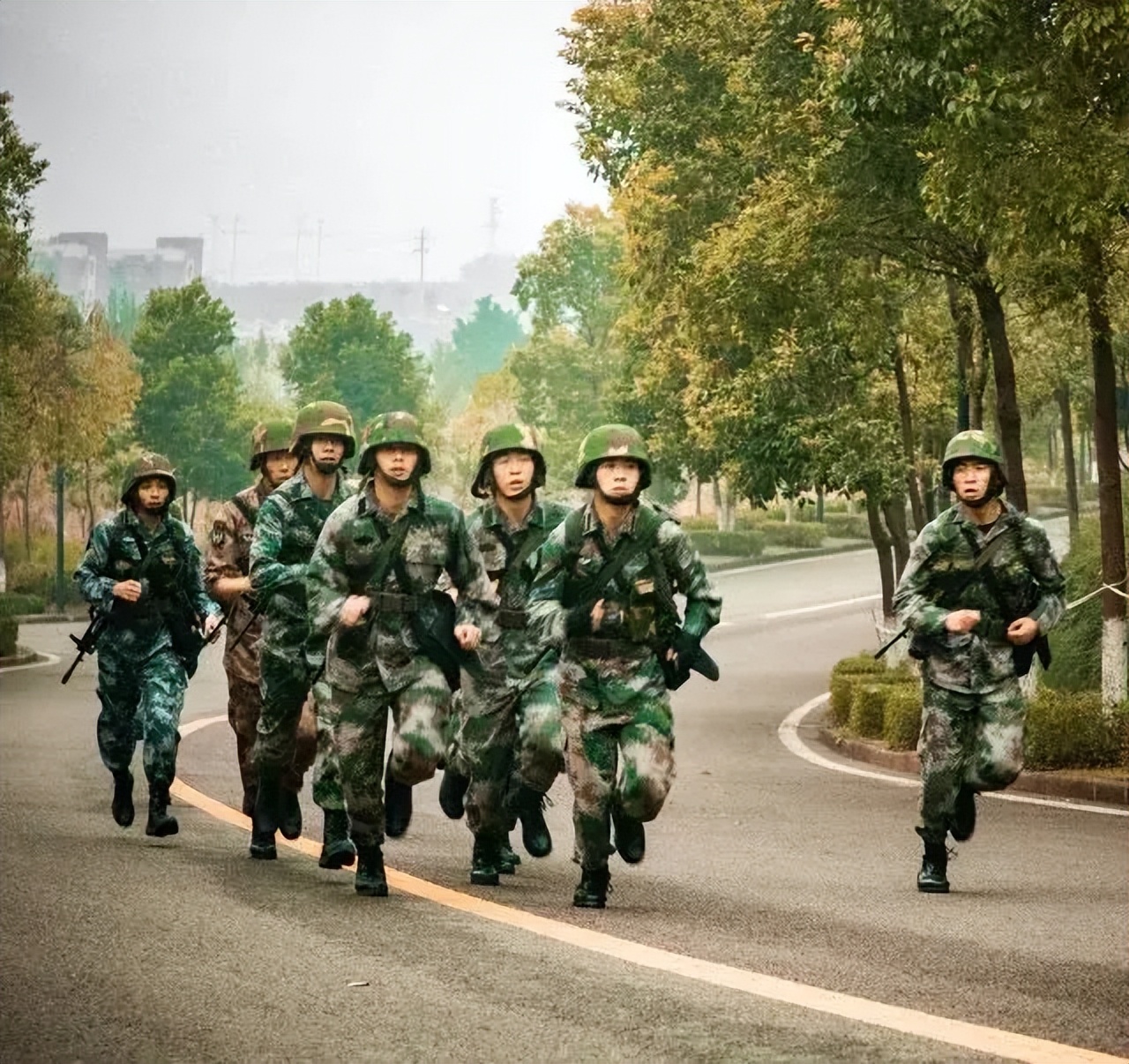 For the first time, the PLA's high-burning joint combat confrontation ...