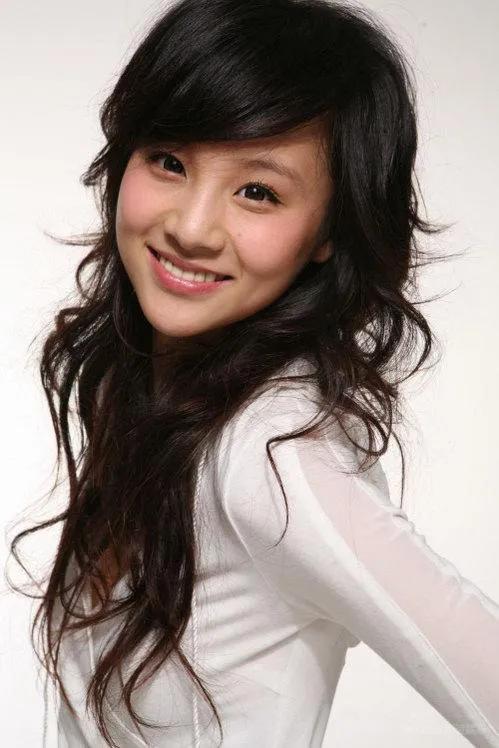 Film and television actress Zhang Lingzhi - iNEWS