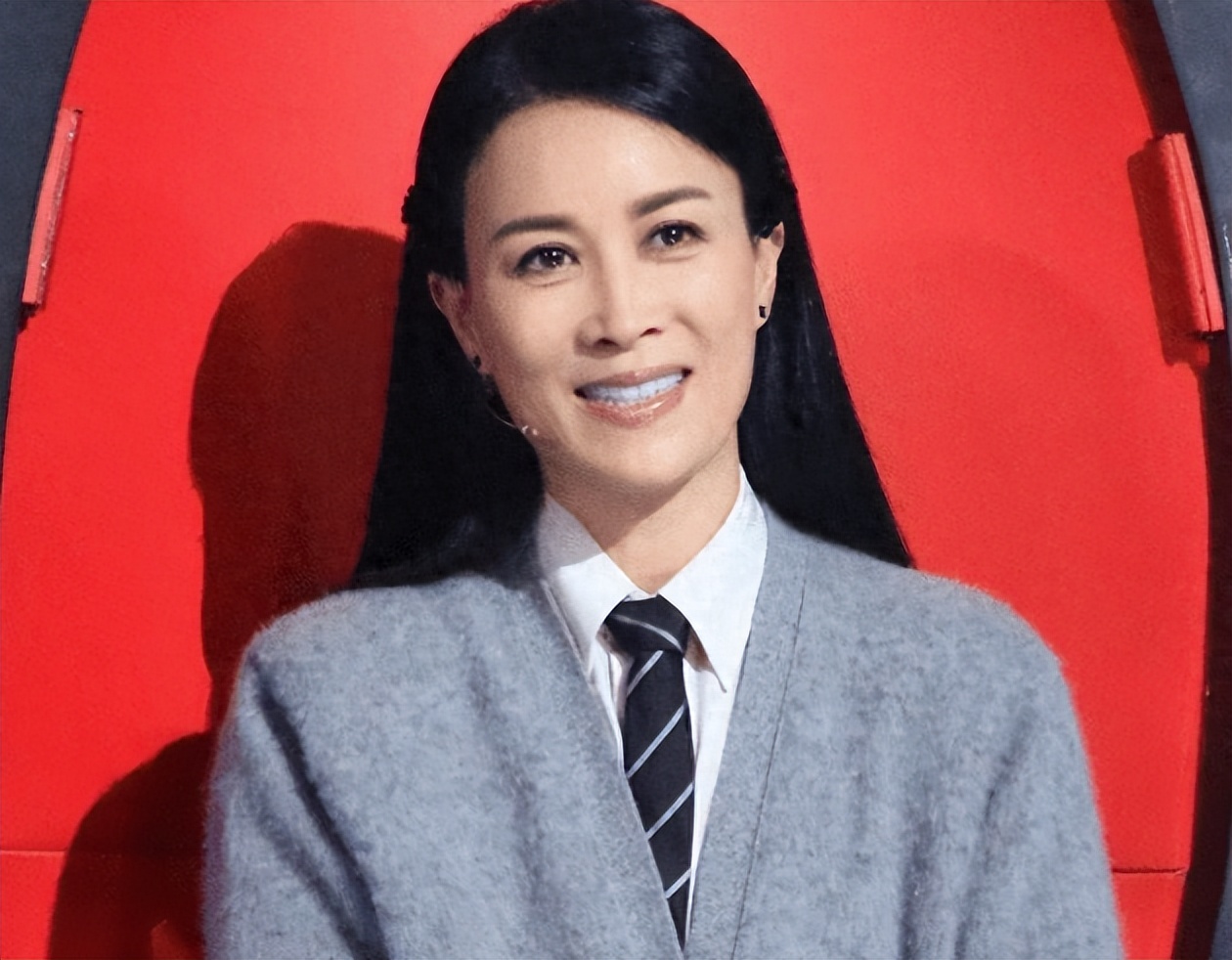 He smashed Na Ying's concert angrily, but was beaten up by a group of women, Zang Tianshuo ...