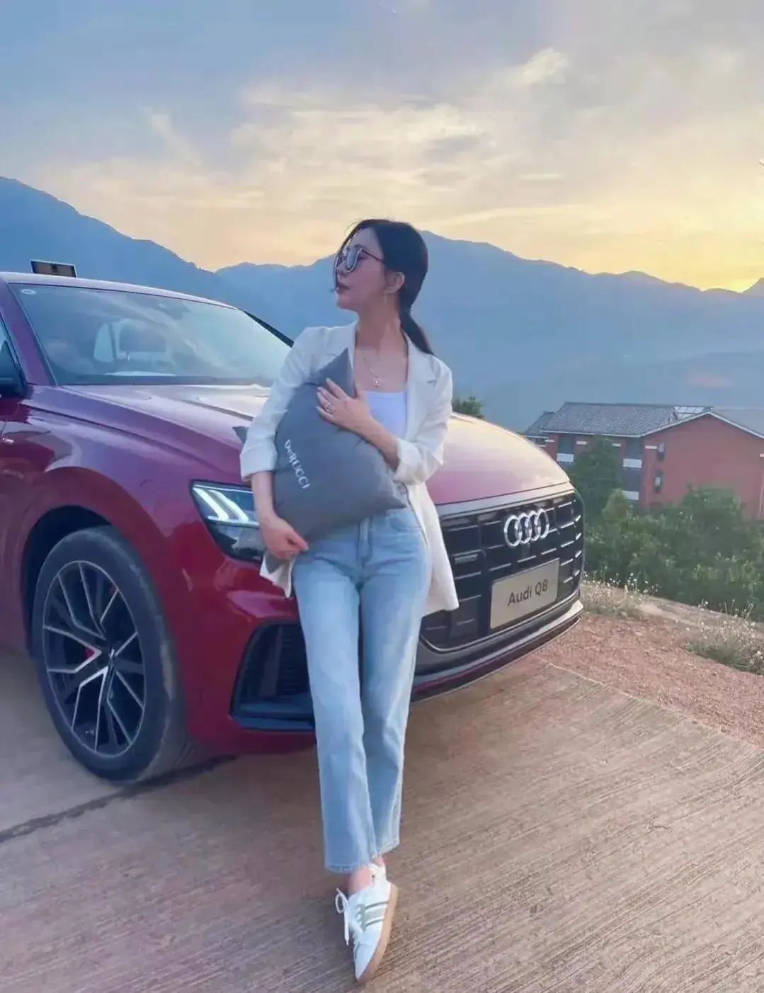 Tian Pujun took a group photo with Liu Qiangdong and his wife! One is ...