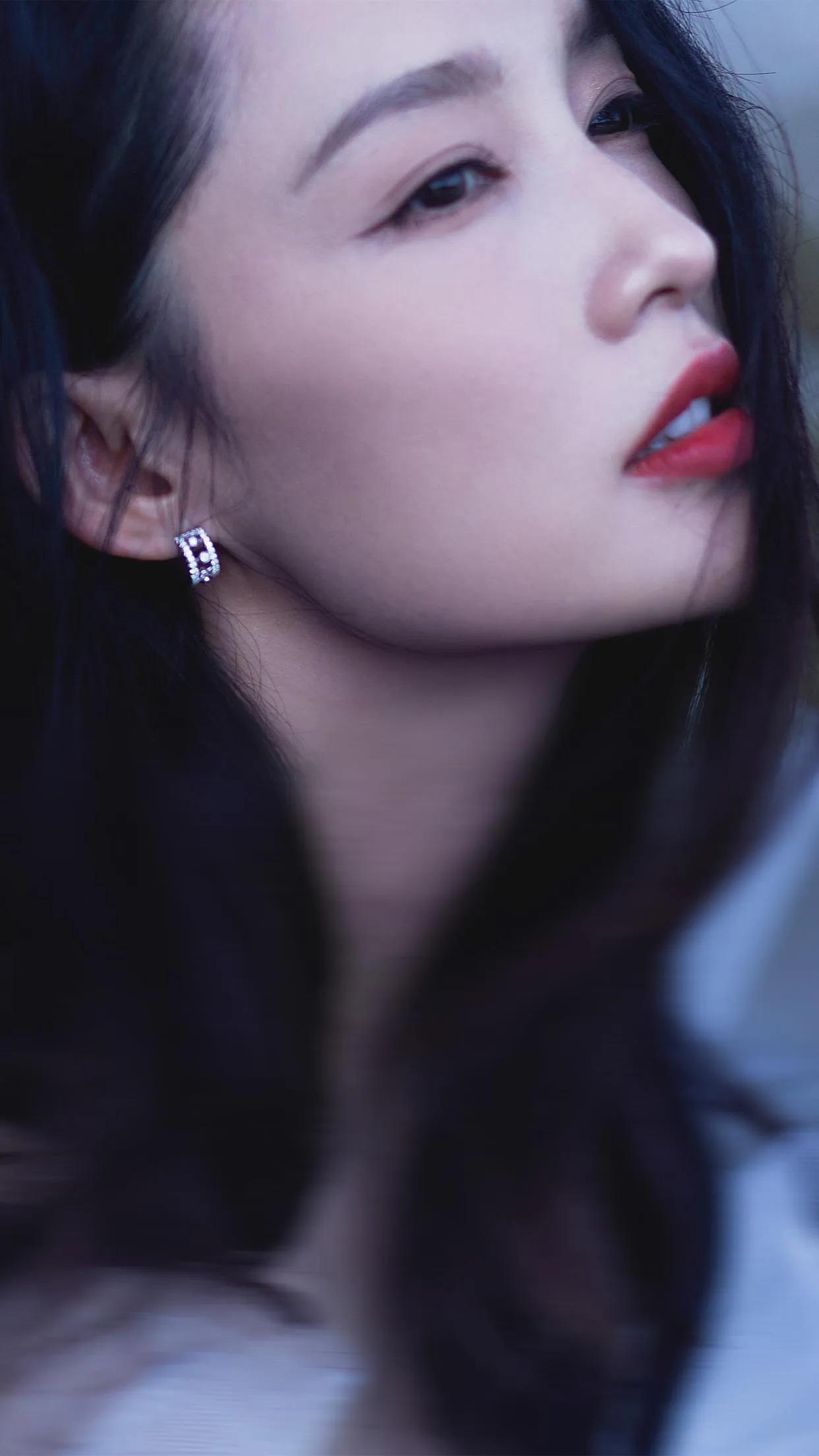 Li Qin, wearing a white gauze dress with stars and diamonds, plays the ...