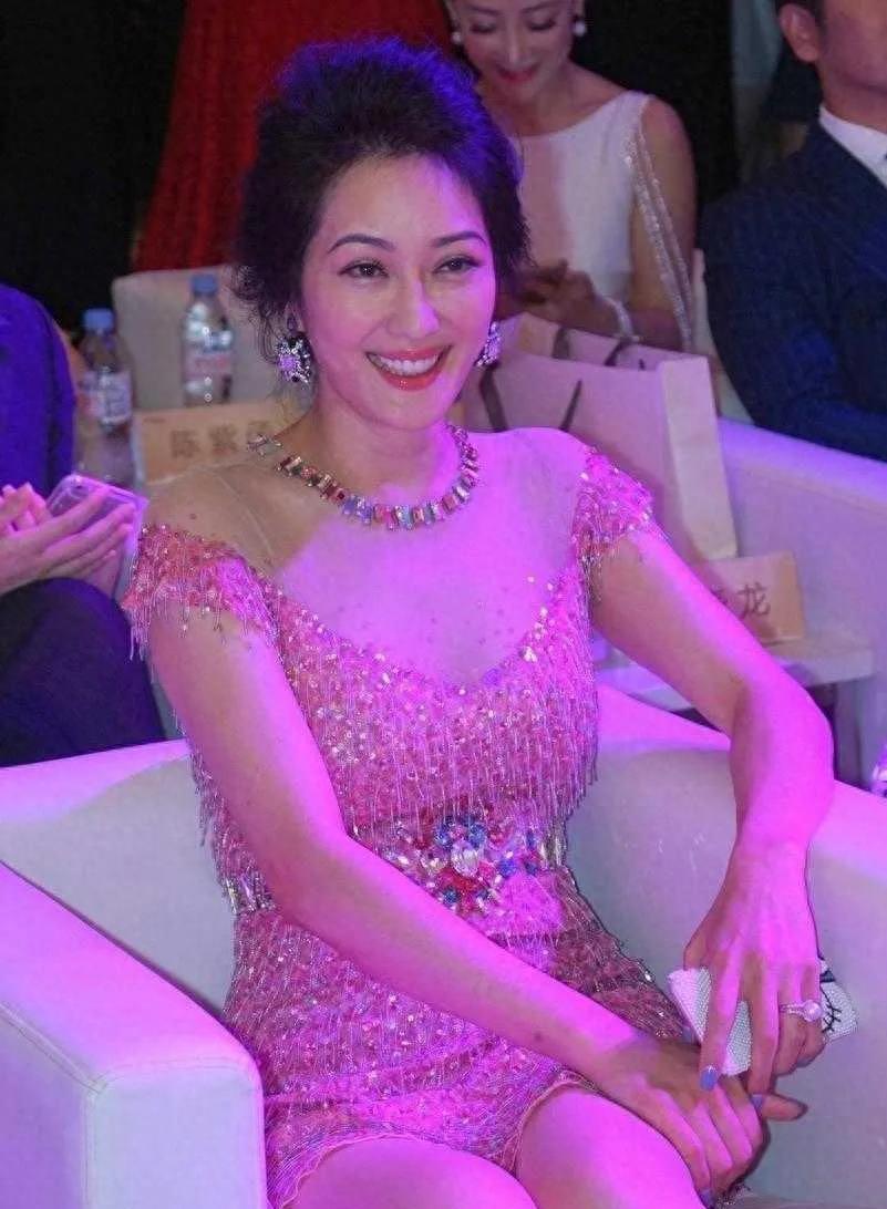 55-year-old girl Meng Guangmei! The pink skirt is full of charm, and ...